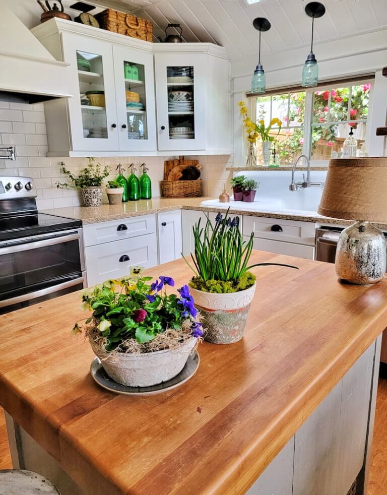Celebrating Spring With a Cheerful Cottage Style Home Tour - Shiplap ...