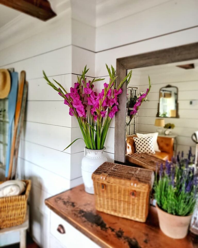 Small Beach Cottage Decorating Ideas With Coastal Charm - Shiplap and ...
