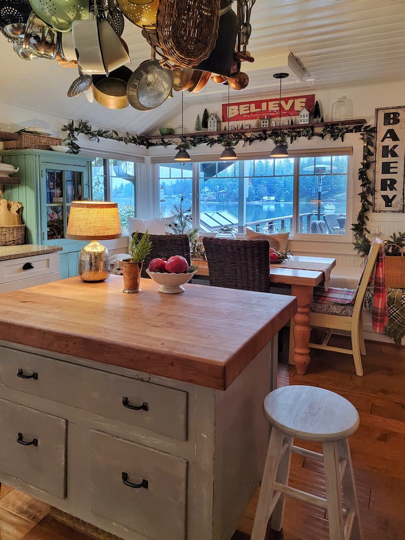 Quick and Easy Cozy Christmas Cottage Kitchen Decorating Ideas ...