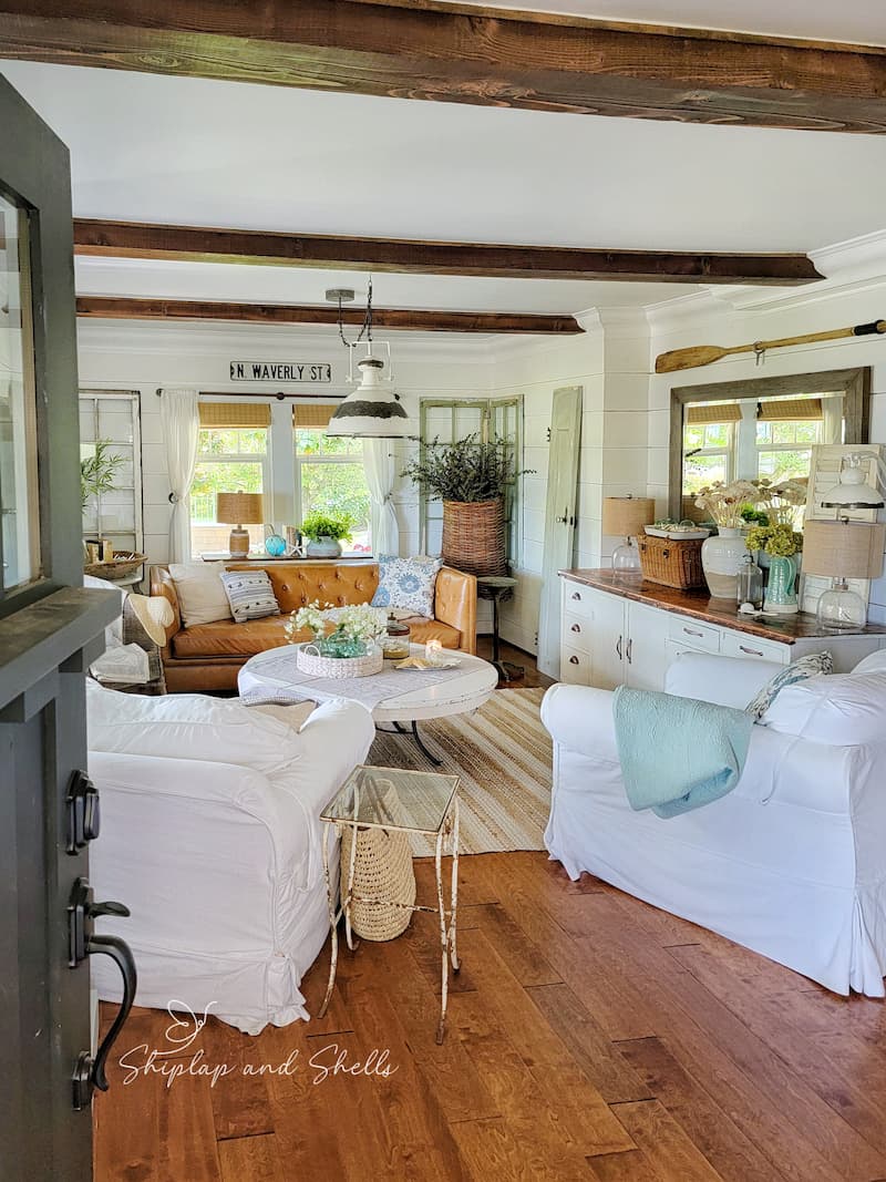 Small Beach Cottage Decorating Ideas With Coastal Charm - Shiplap and ...