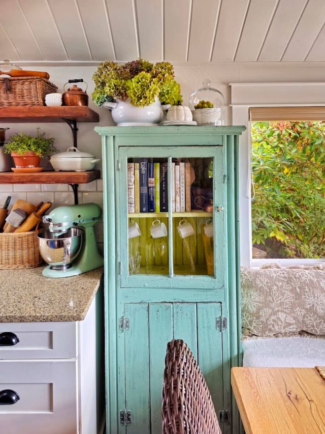 19 Ways to Create a Charming Cottage-Style Kitchen - Shiplap and Shells