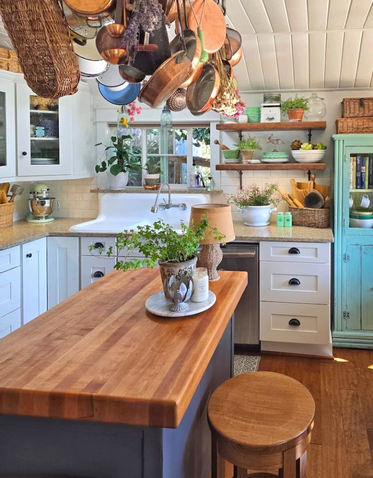 19 Ways to Create a Charming Cottage-Style Kitchen - Shiplap and Shells